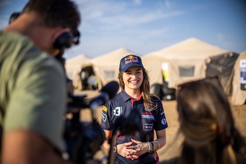 Catie Munnings on fighting back at the Hydro X Prix - News - Extreme E ...